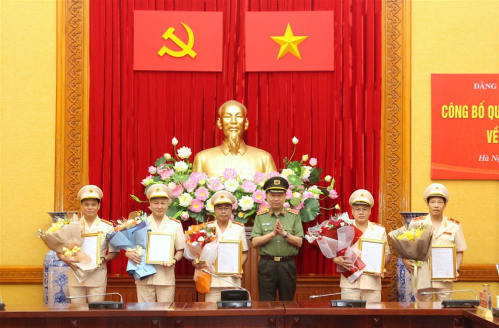 Đảng ủy Công an Trung ương công bố Quyết định của Bộ Chính trị về công ...